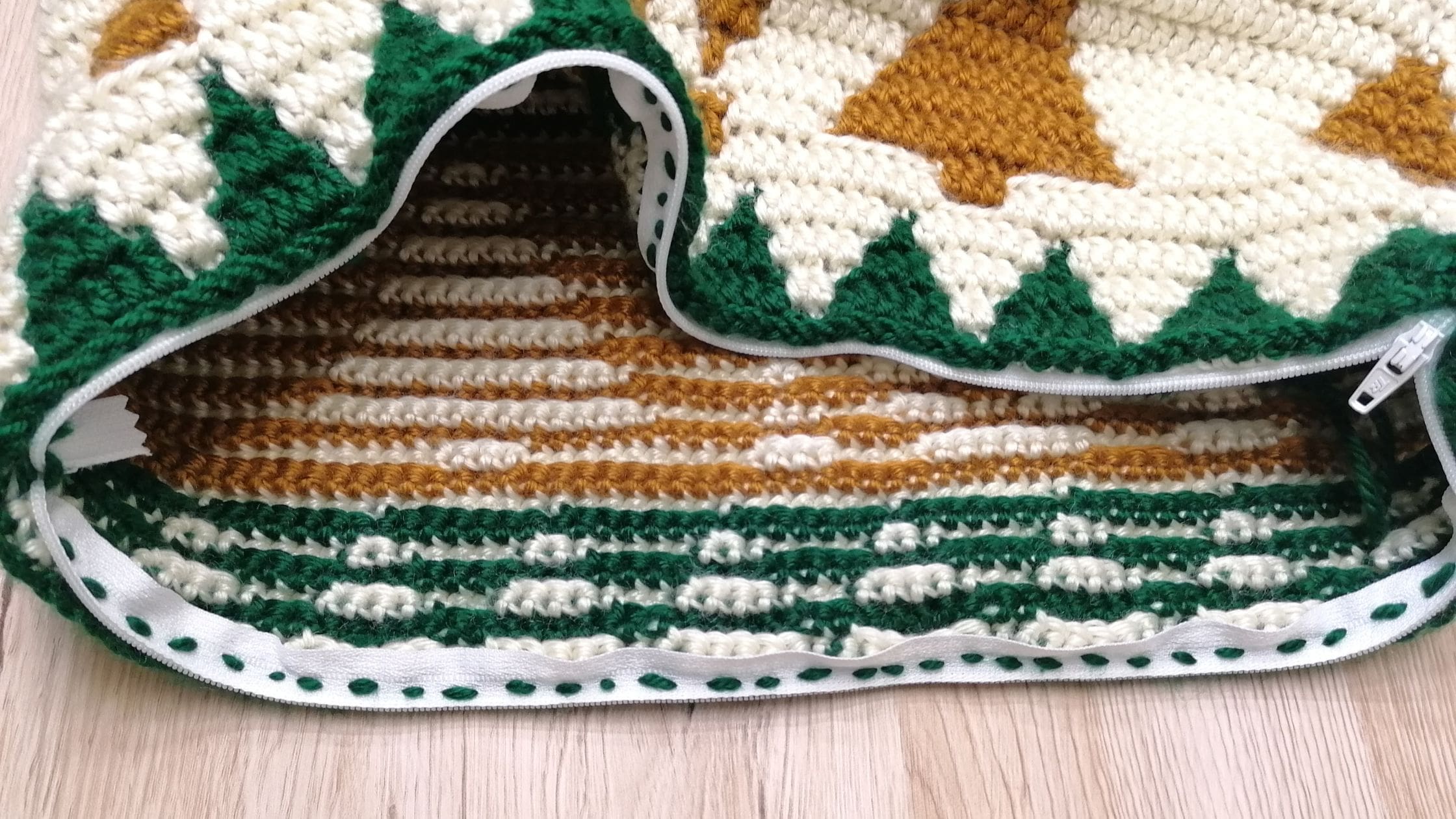 How to Add a Zipper to a Crochet Project - Gorgeous Crafts